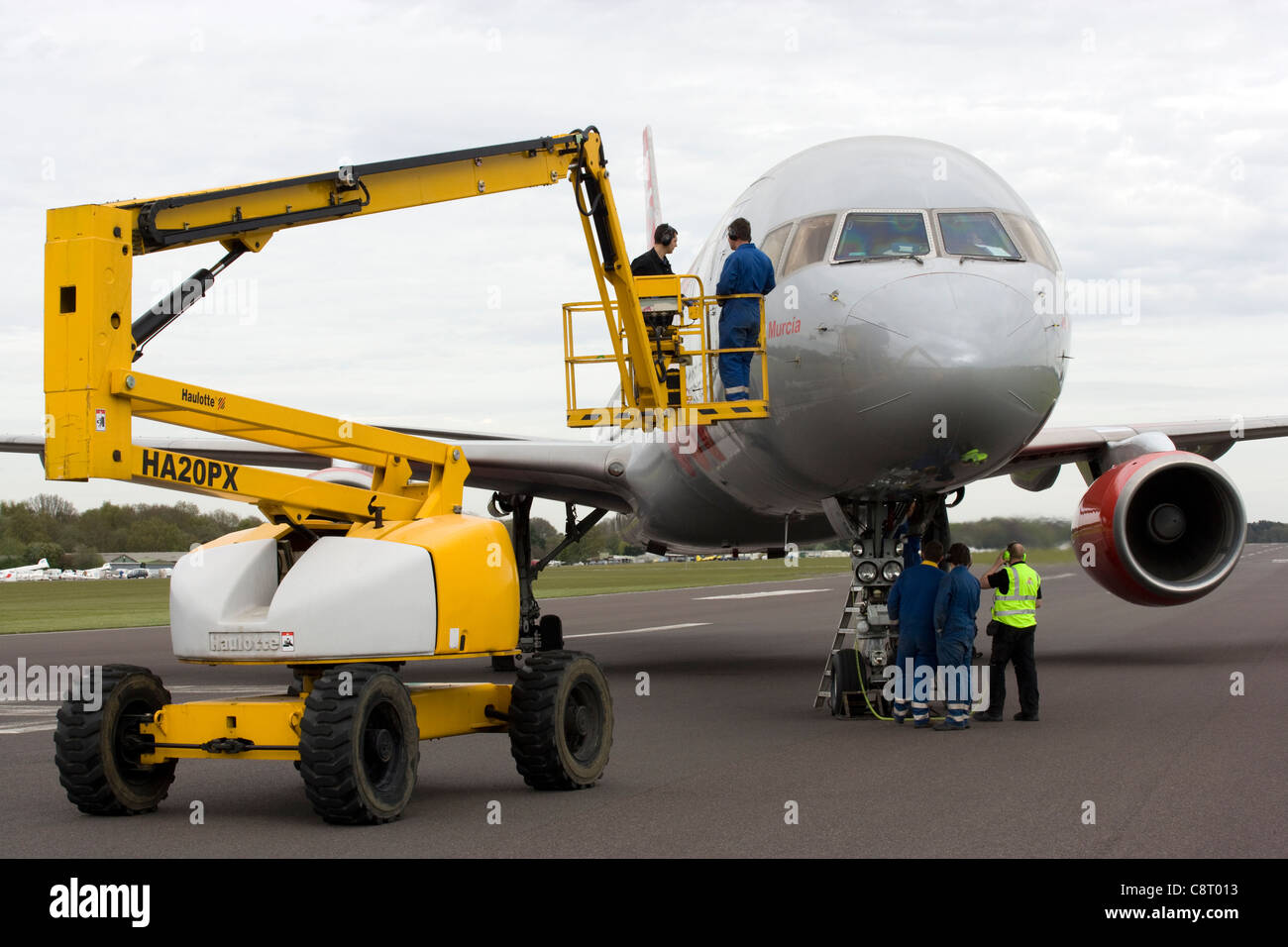 Boeing 757 aircraft maintenance Stock Photo - Alamy
