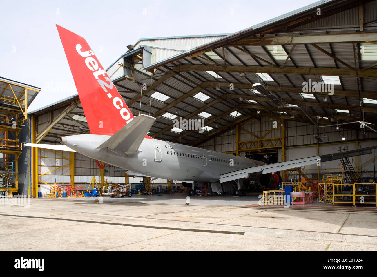 Boeing 757 in maintenance hangar with technicians in attendance Stock ...