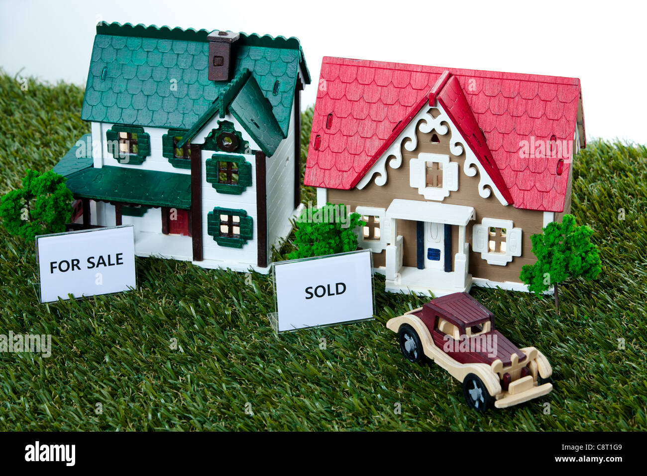 Two up two down house exterior hi-res stock photography and images - Alamy