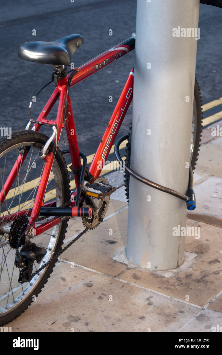A bicycle secured to a post by a D lock Stock Photo - Alamy