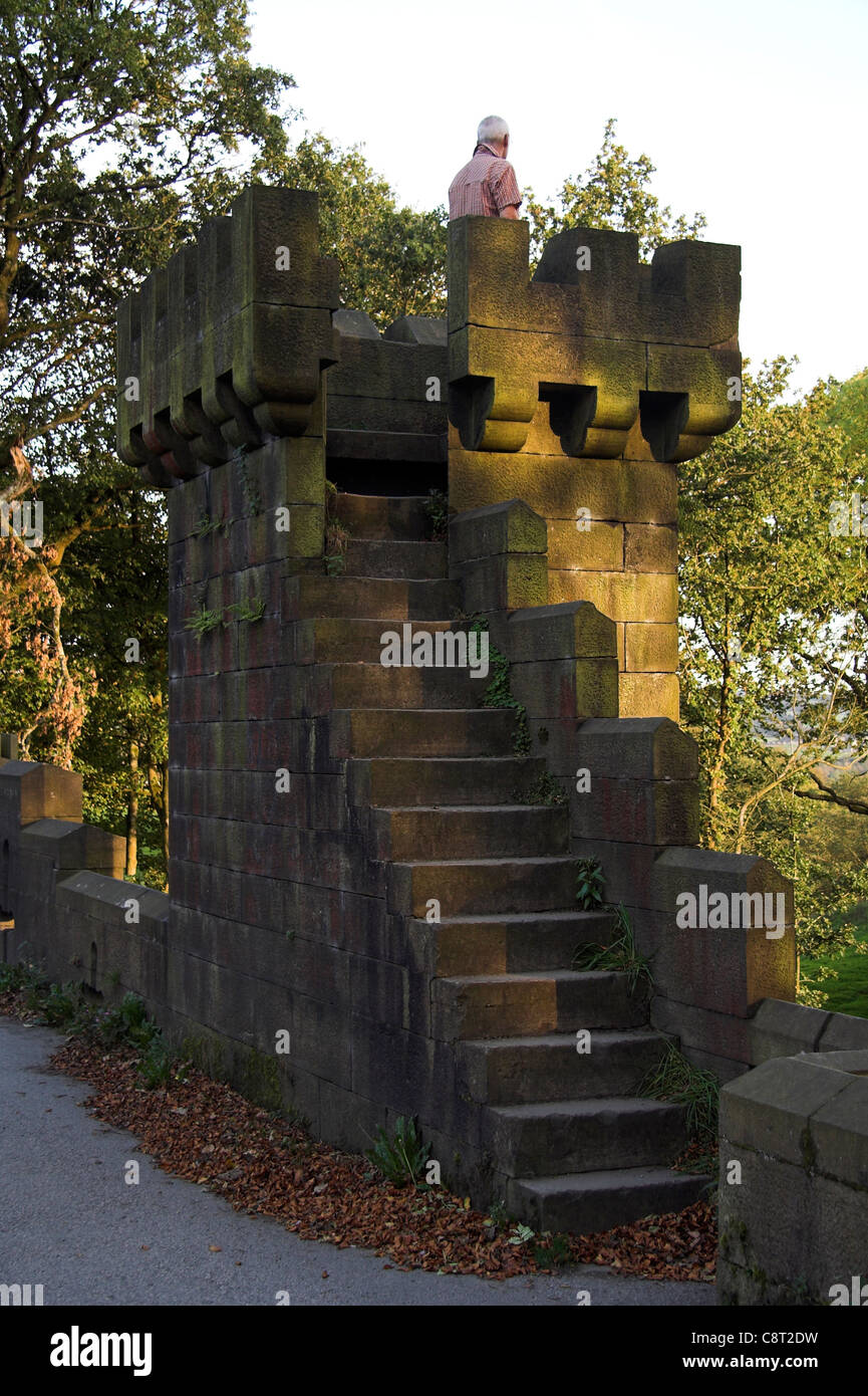 Castellated parapet hi-res stock photography and images - Alamy