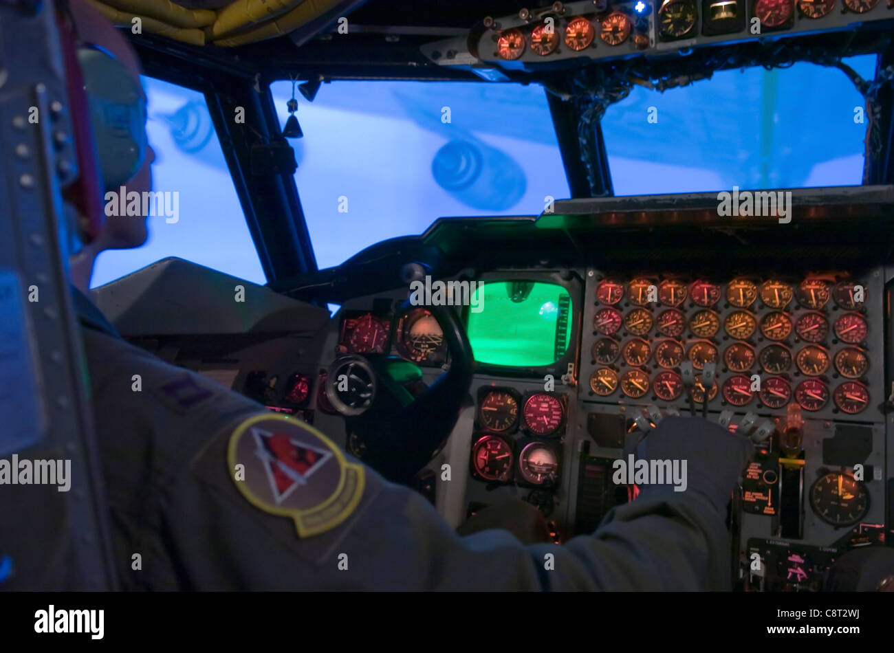 Usaf bomber refueling in flight hi-res stock photography and images - Alamy