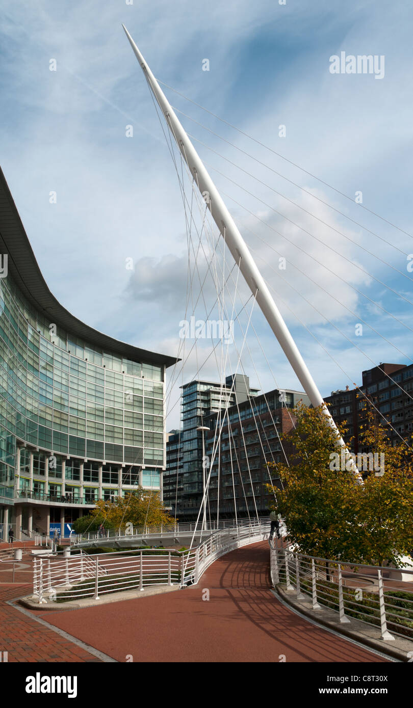 Trinity Bridge (Santiago Calatrava, 1995) and the Lowry Hotel. Salford ...