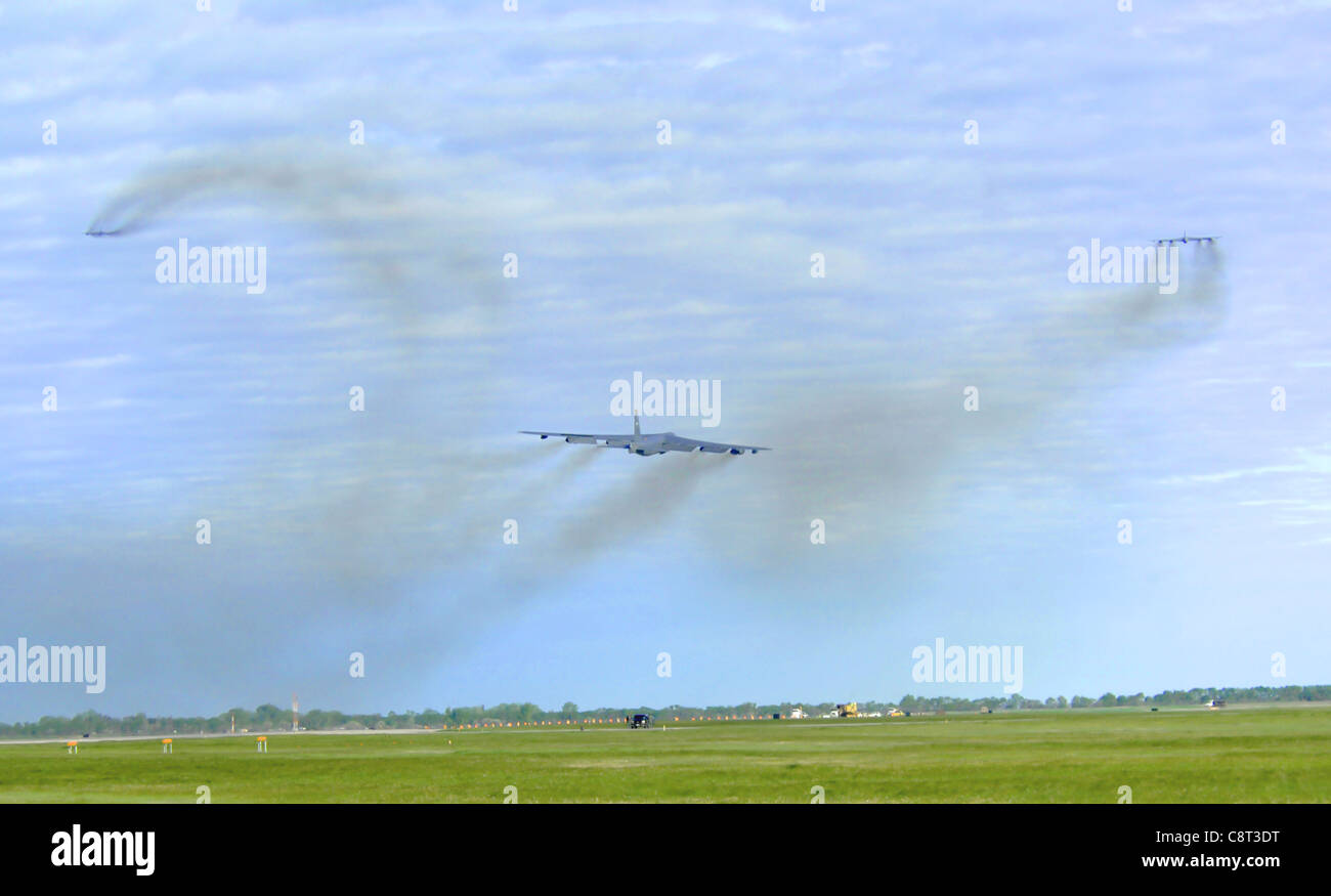 Boeing b 52 stratofortress take off hi-res stock photography and images ...