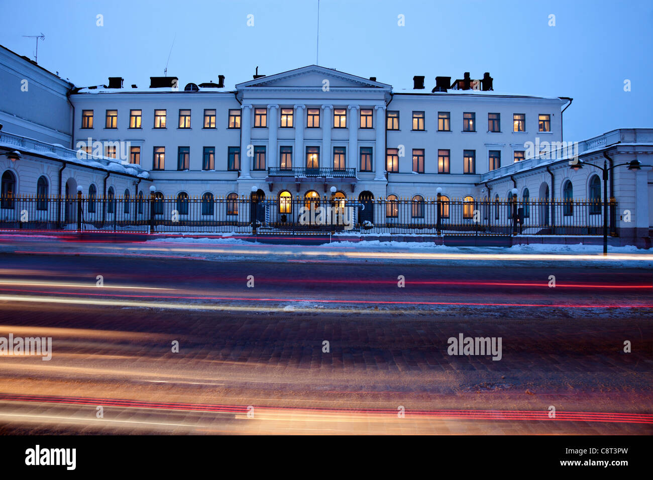 Traffic in front palace hi-res stock photography and images - Alamy
