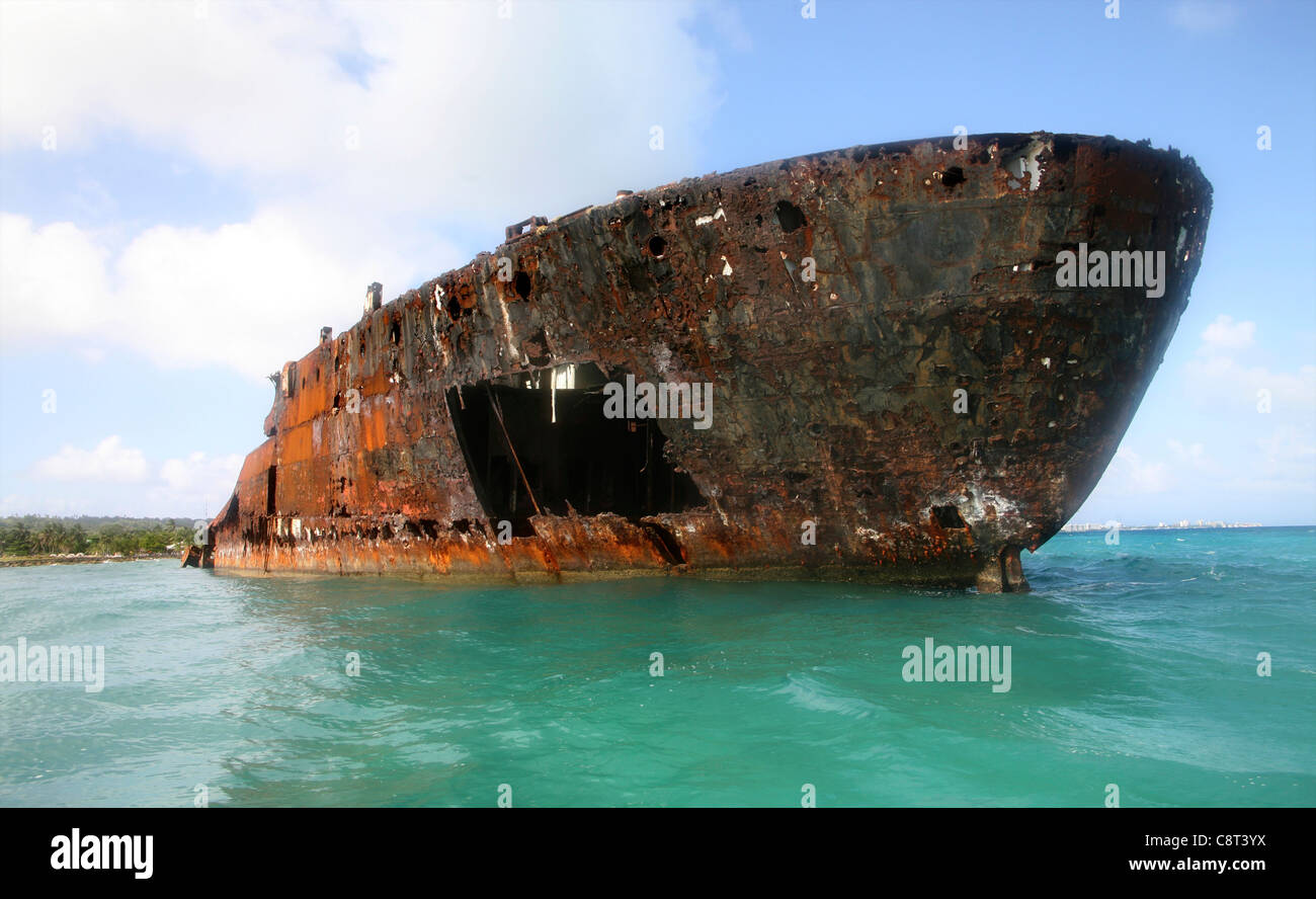 Wrecked boat ashore hi-res stock photography and images - Alamy