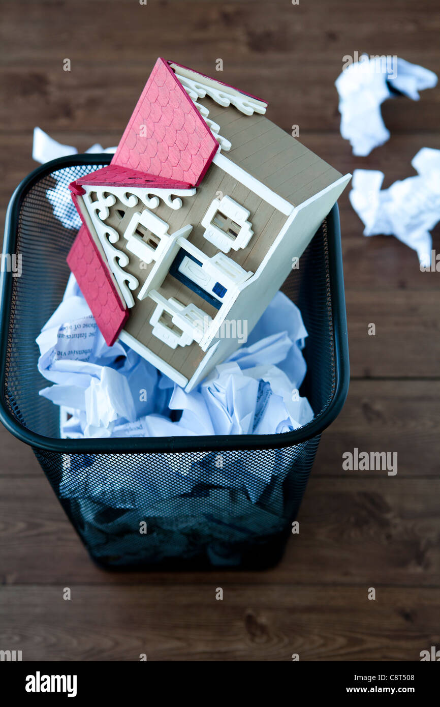 House Model And Dustbin Stock Photo - Alamy