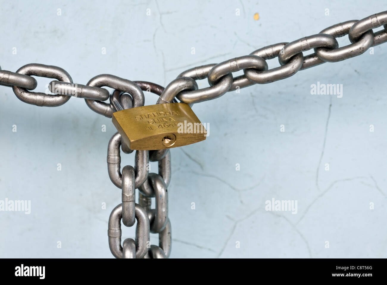 Padlock and chains Stock Photo - Alamy
