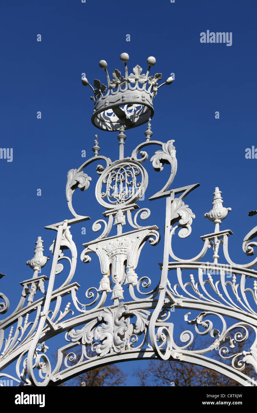 18th century wrought iron gates High Resolution Stock Photography and ...