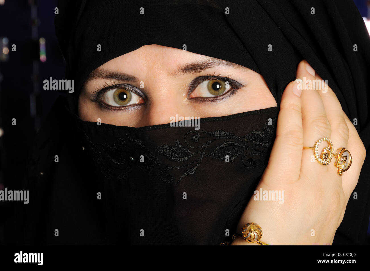 Veiled saudi women hi-res stock photography and images - Alamy