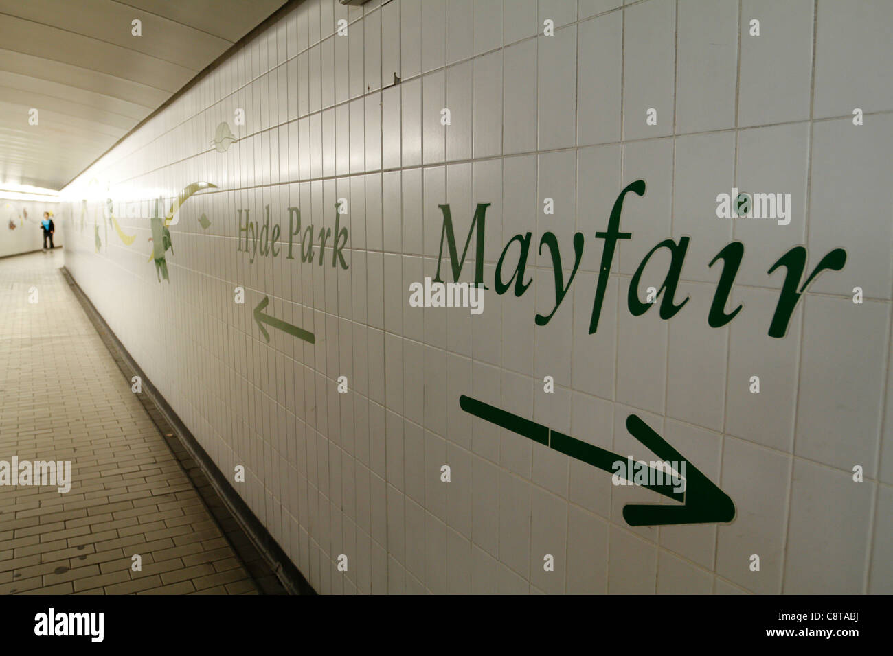 Sign giving direction to Hyde Park - Mayfair underground passenger ...