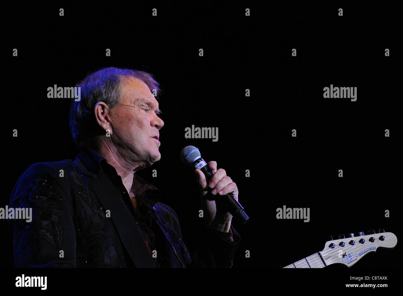 Glen campbell live on stage hi-res stock photography and images - Alamy