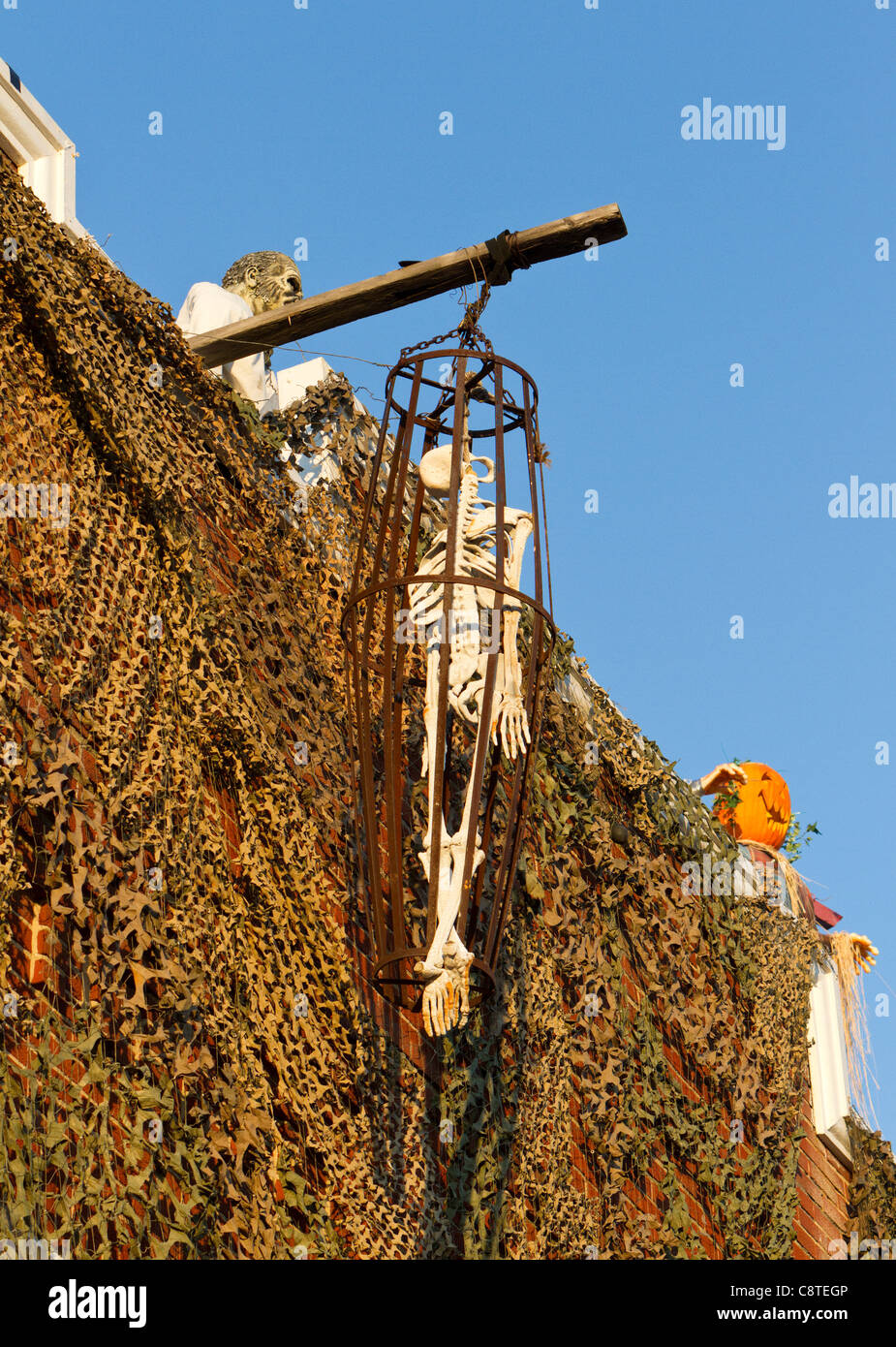 Skeleton hanging hi-res stock photography and images - Alamy