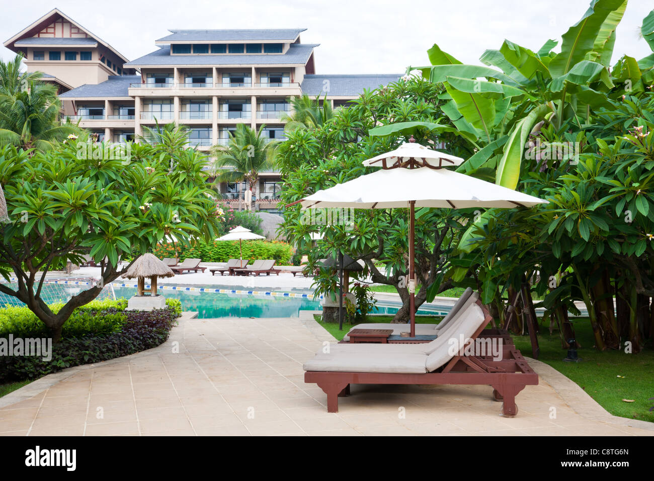 Hotel garden with swiiming pool and relaxing chairs at poolside Stock ...