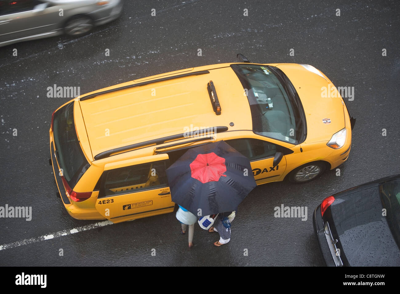 Manhattan umbrella people hi-res stock photography and images - Alamy