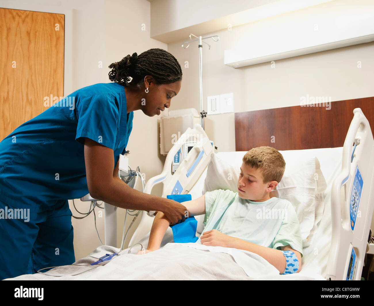 African american boy hospital bed hi-res stock photography and images ...