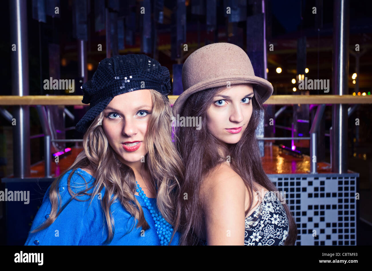 Girls dancing nightclub hi-res stock photography and images - Alamy