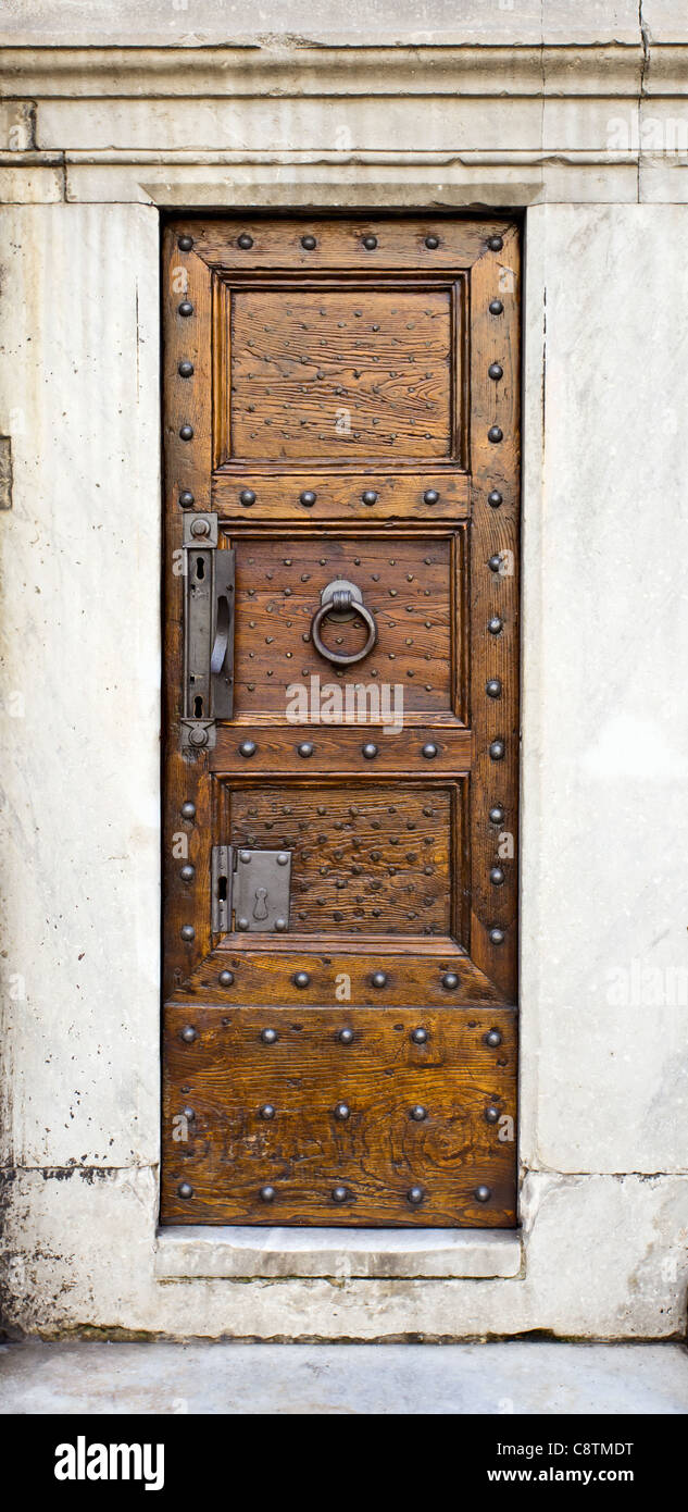 Gothic style door architecture hi-res stock photography and images - Alamy