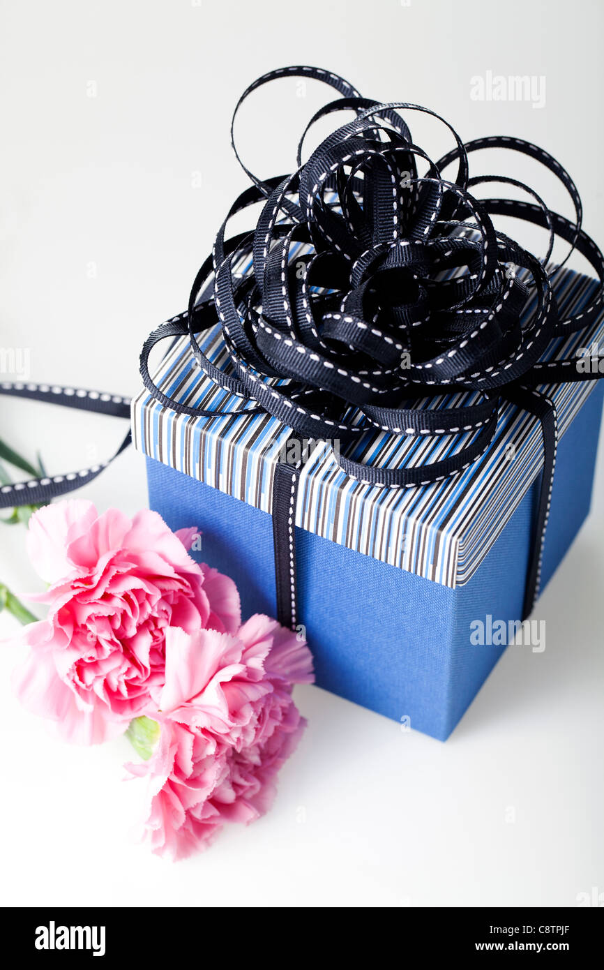 Flower wrapped hi-res stock photography and images - Alamy