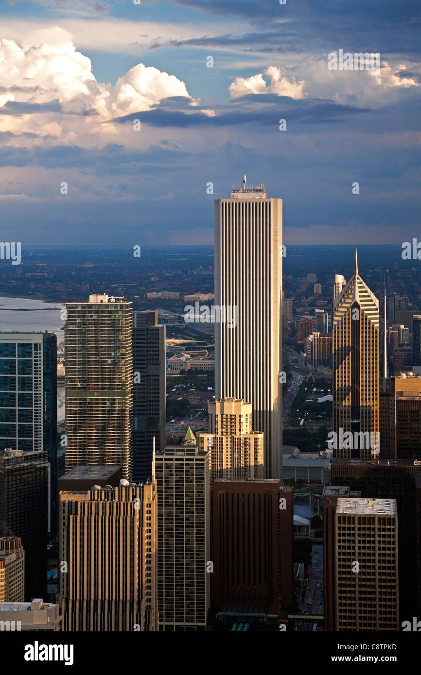 Chicago aon center skyscraper hi-res stock photography and images - Alamy