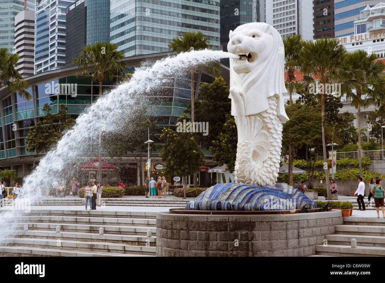 Merlion spouting water at Marina Bay, Singapore Stock Photo - Alamy