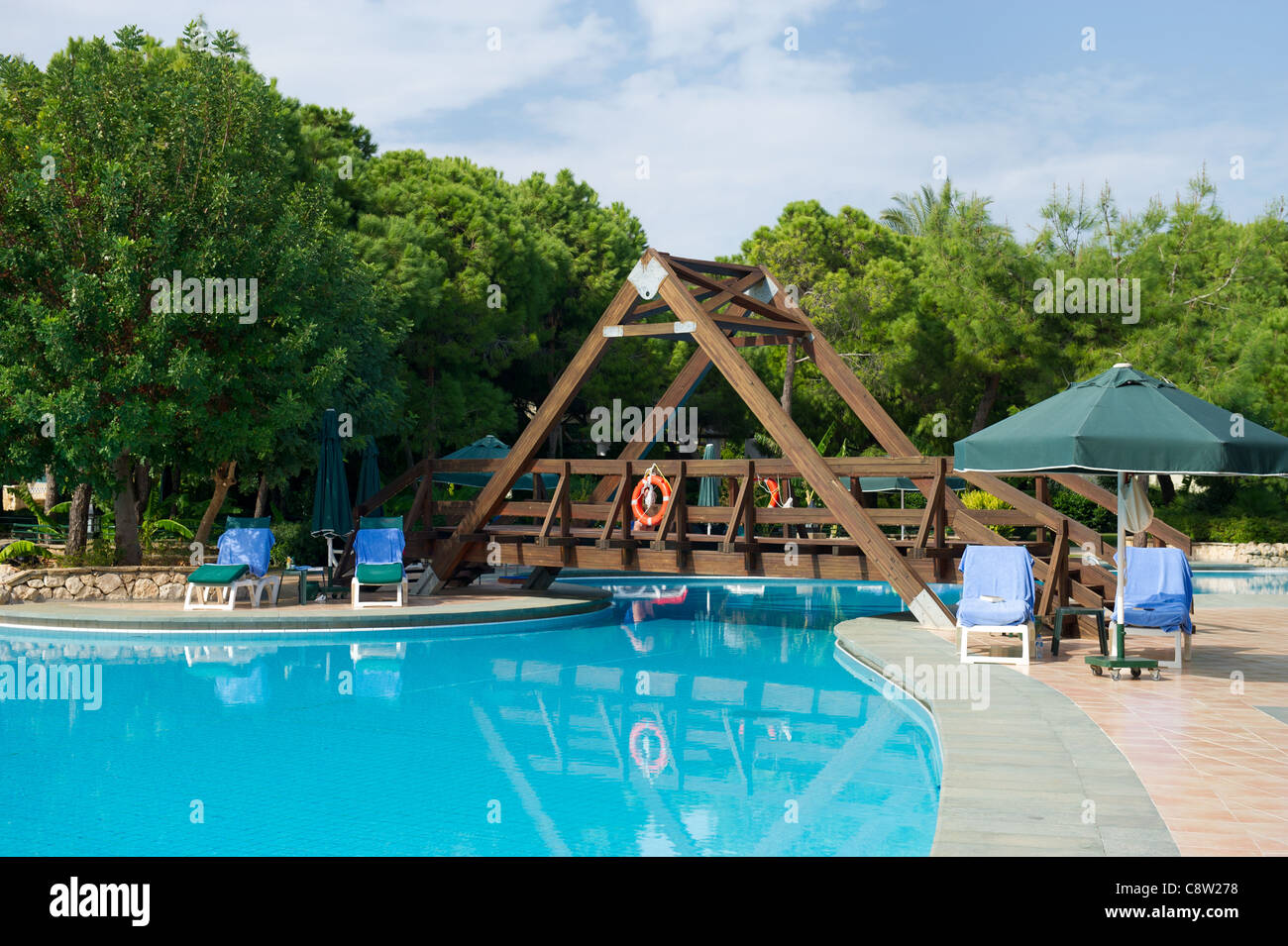Luxury outdoor swimming pool with lounge beds Stock Photo - Alamy