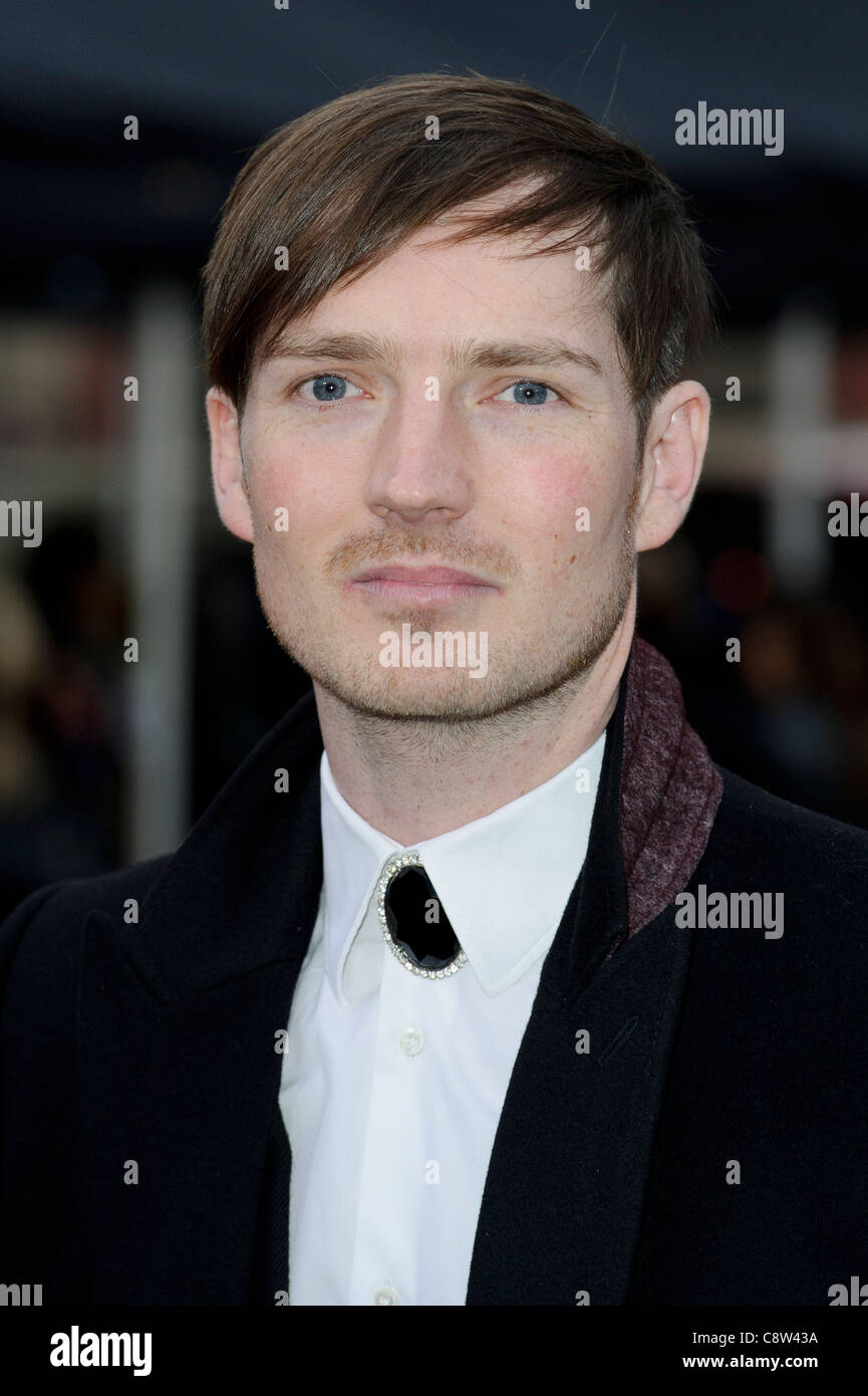 Dan Gillespie arrives for the Burberry Prorsum fashion show Stock Photo ...