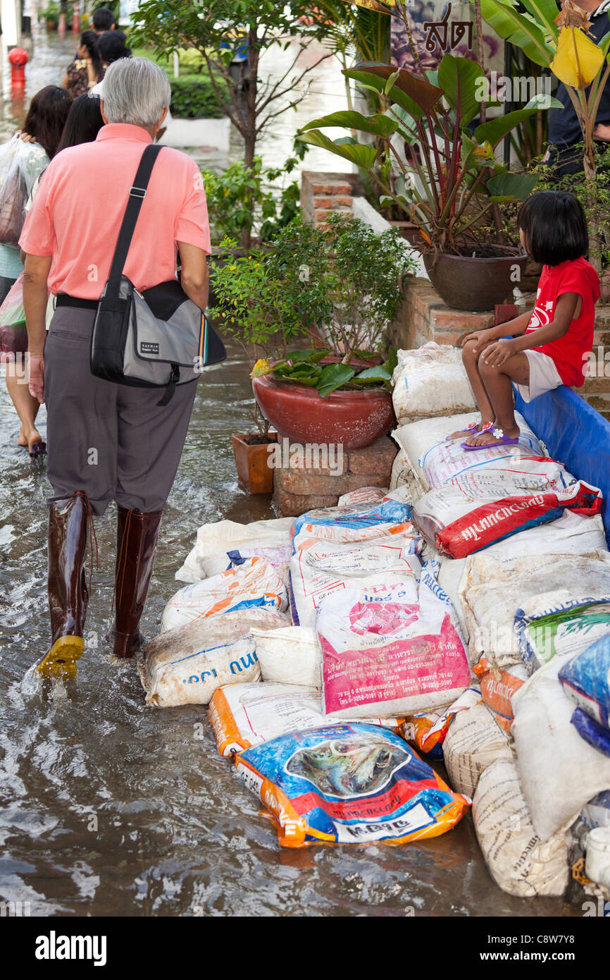 People walking in flooded street hi-res stock photography and images ...
