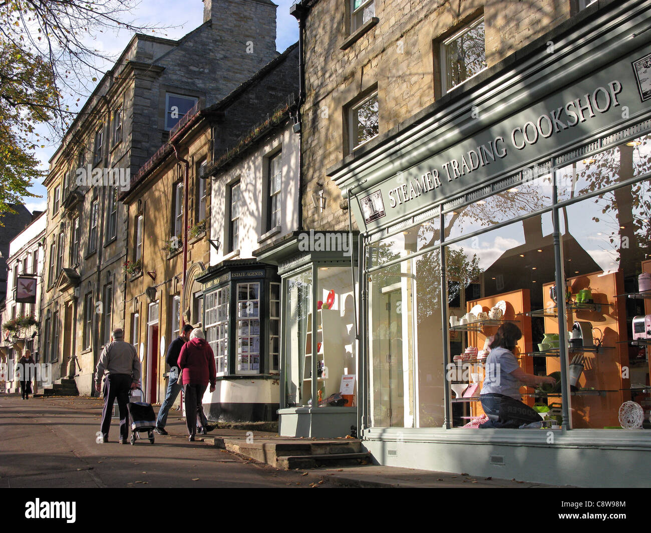 WITNEY, OXFORDSHIRE. A view of the High Street. 2008 Stock Photo - Alamy
