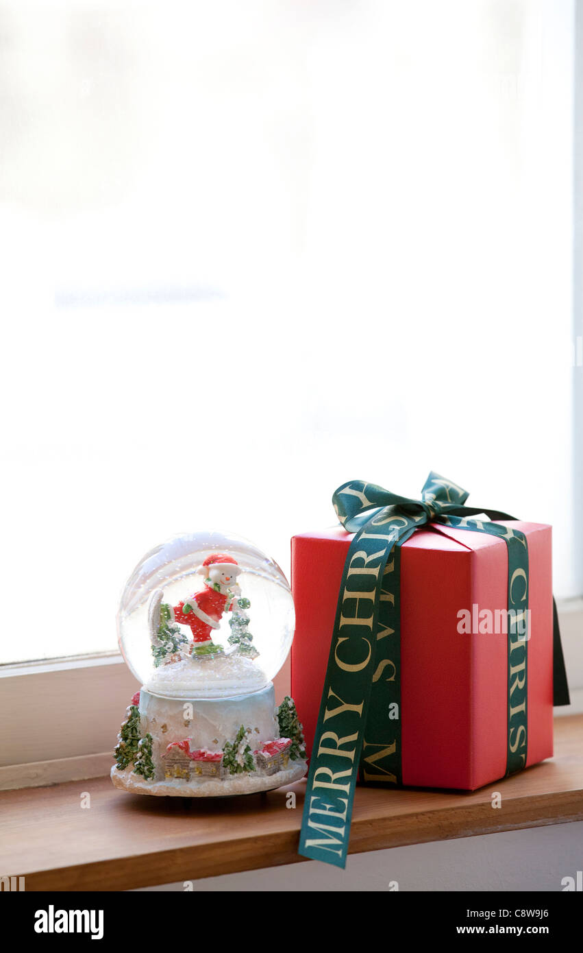 Gift globe sphere ribbon hi-res stock photography and images - Alamy