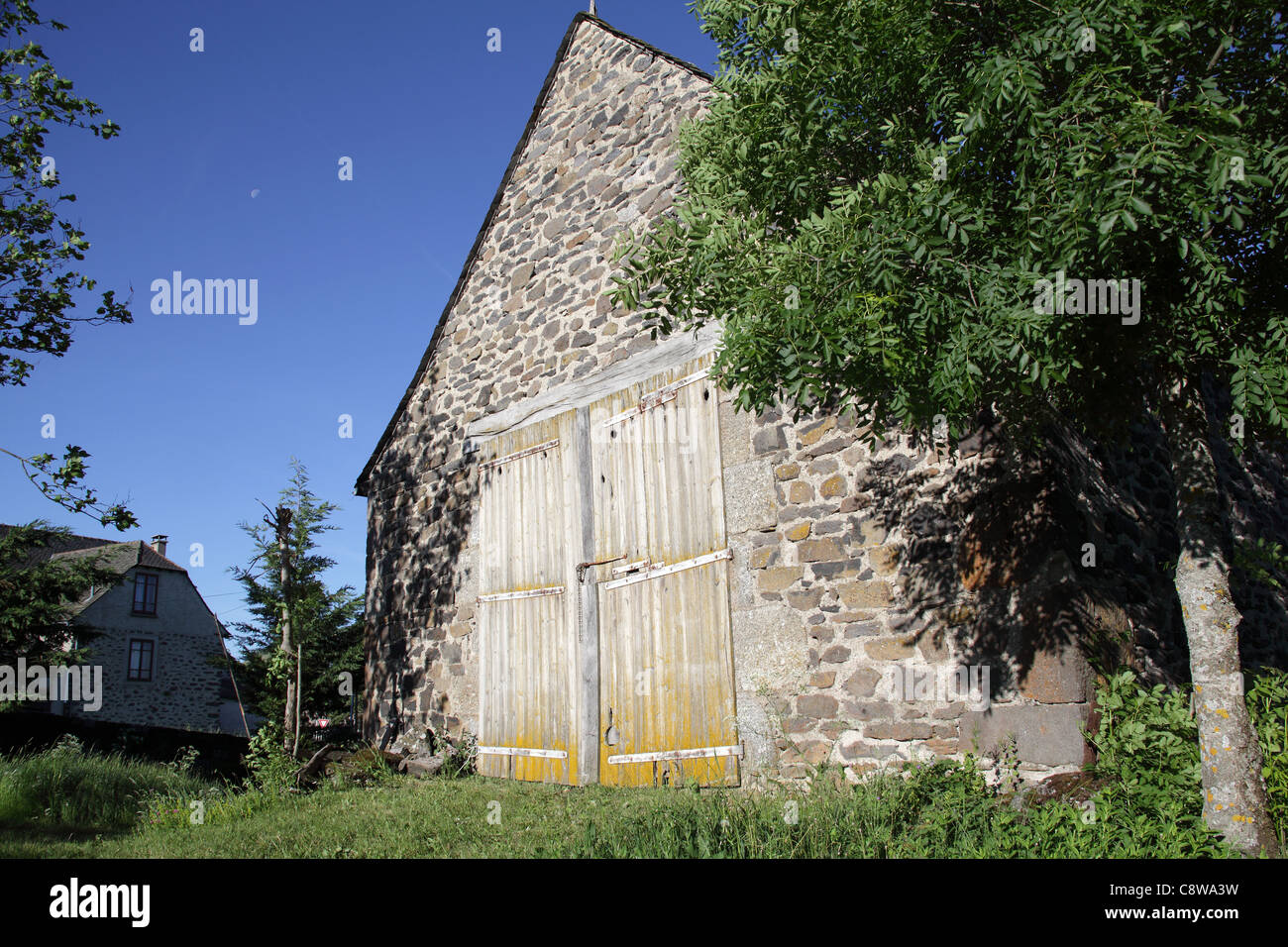 Rustic old barn door in the French countryside Stock Photo - Alamy