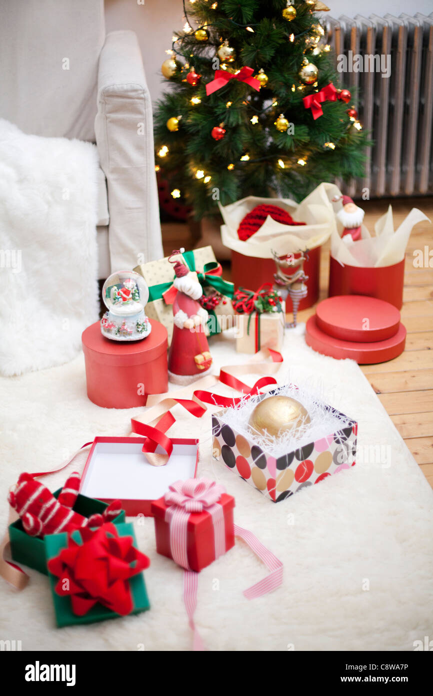 Room Interior With Unwrapped Christmas Gift Boxes And Christmas Tree ...