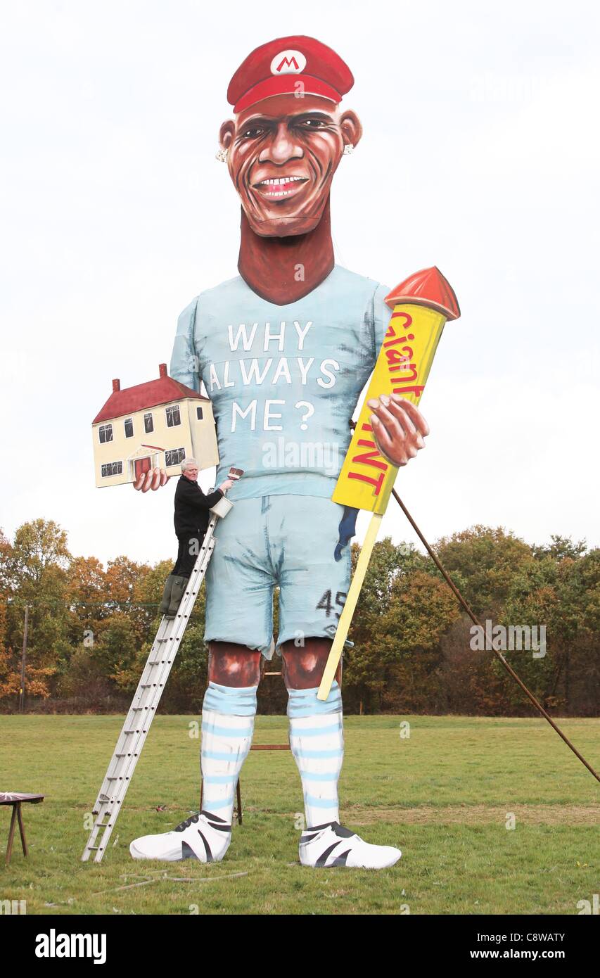 Artist Frank Shepherd puts the finishing touches to an giant 30ft ...