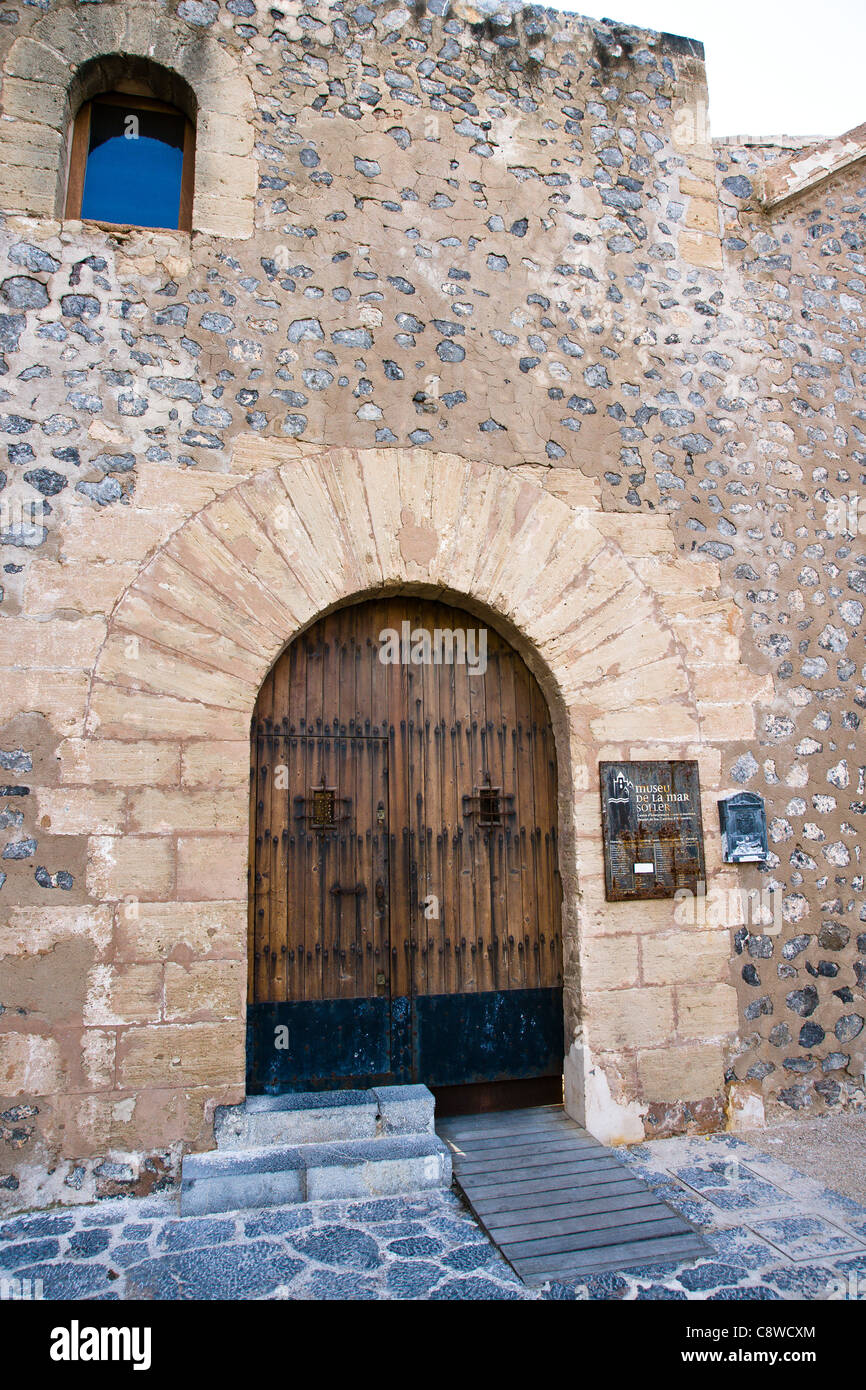 Gate facade hi-res stock photography and images - Alamy