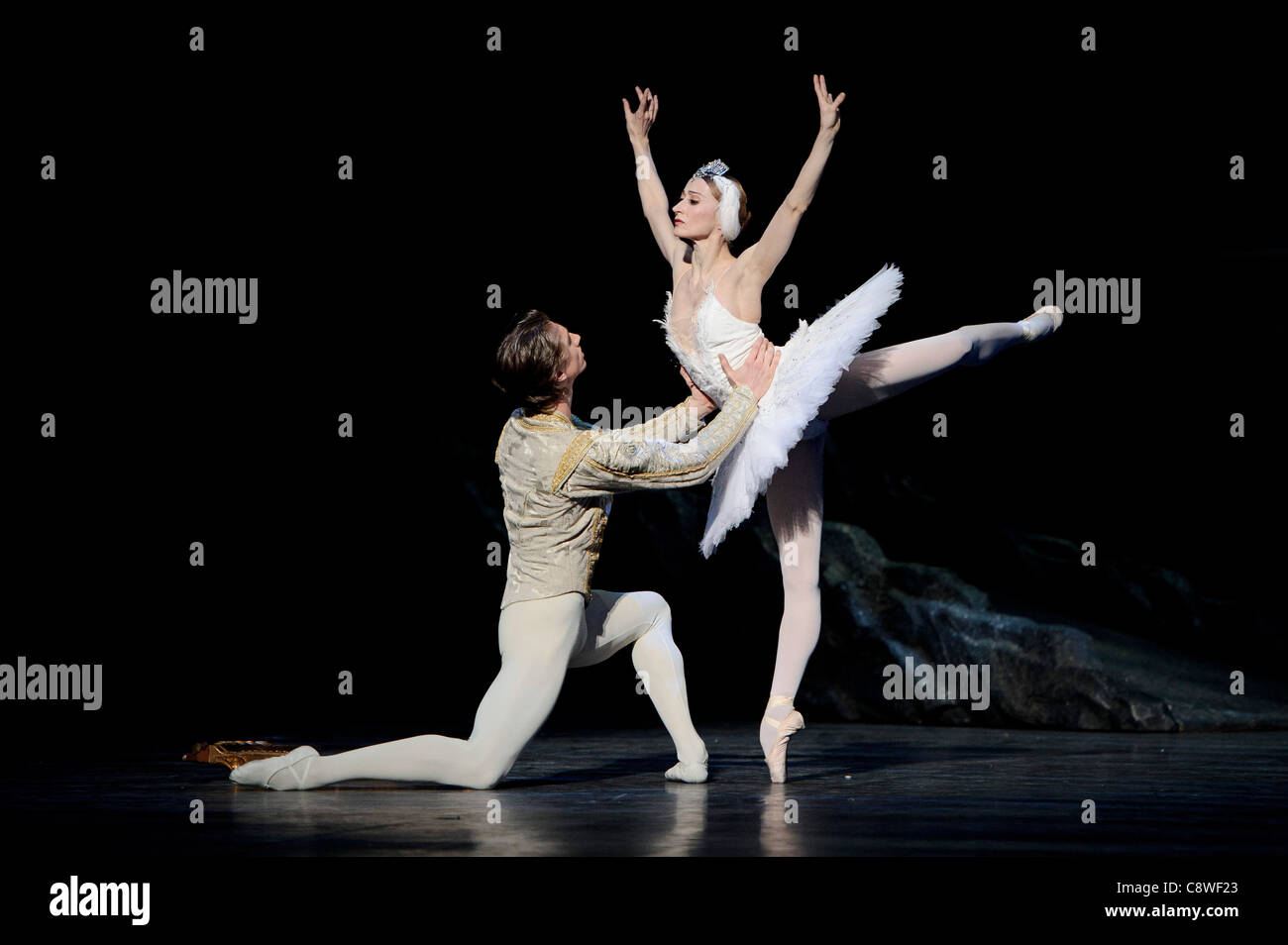 Derek Deane's Swan Lake at the London Coliseum Stock Photo - Alamy