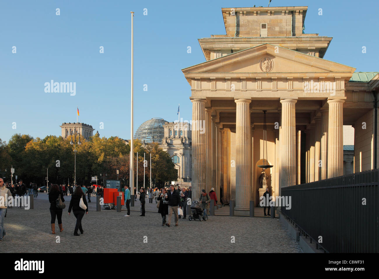 Brandenburger tor und reichstag hi-res stock photography and images - Alamy