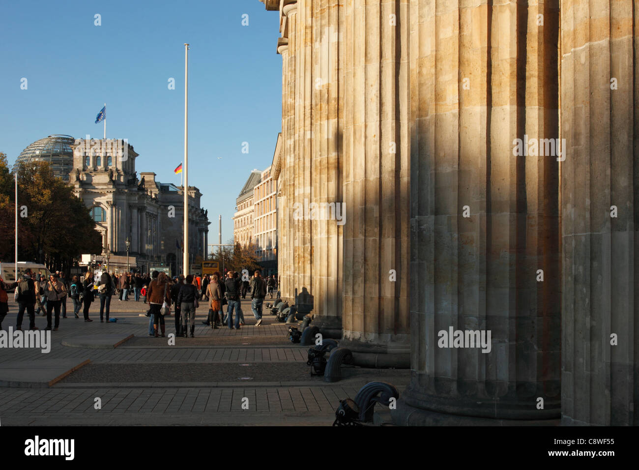 Brandenburger tor und reichstag hi-res stock photography and images - Alamy