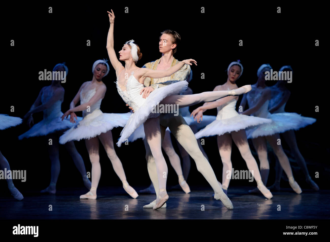 Derek Deane's Swan Lake at the London Coliseum Stock Photo - Alamy