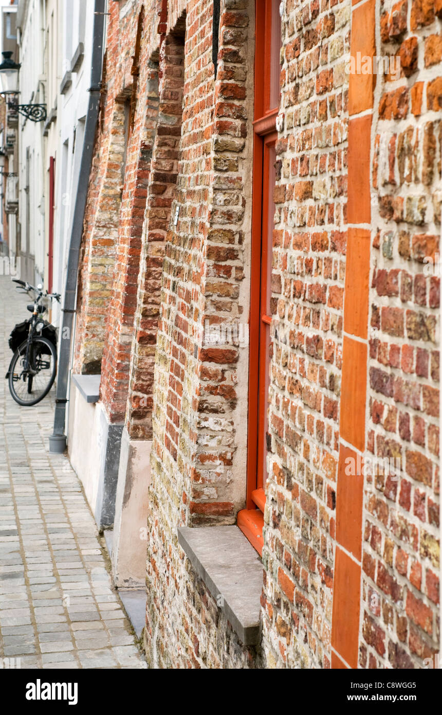 Row of brick houses hi-res stock photography and images - Alamy