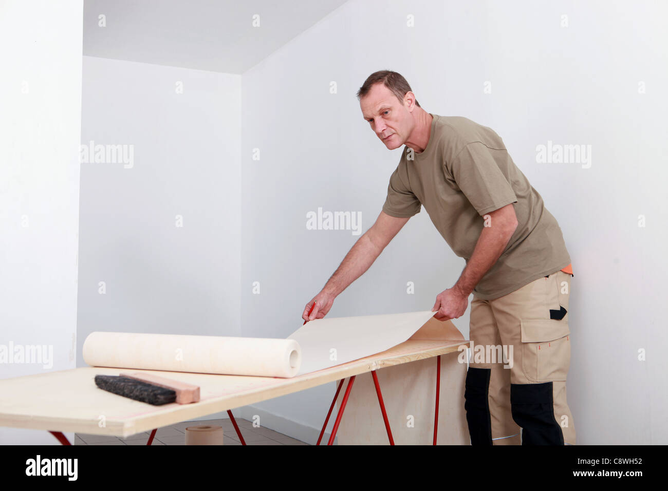 Man pasting wallpaper hi-res stock photography and images - Alamy