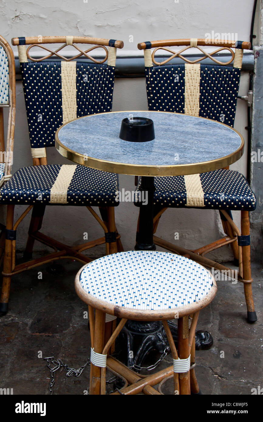 Paris cafe table and chairs hi-res stock photography and images - Alamy