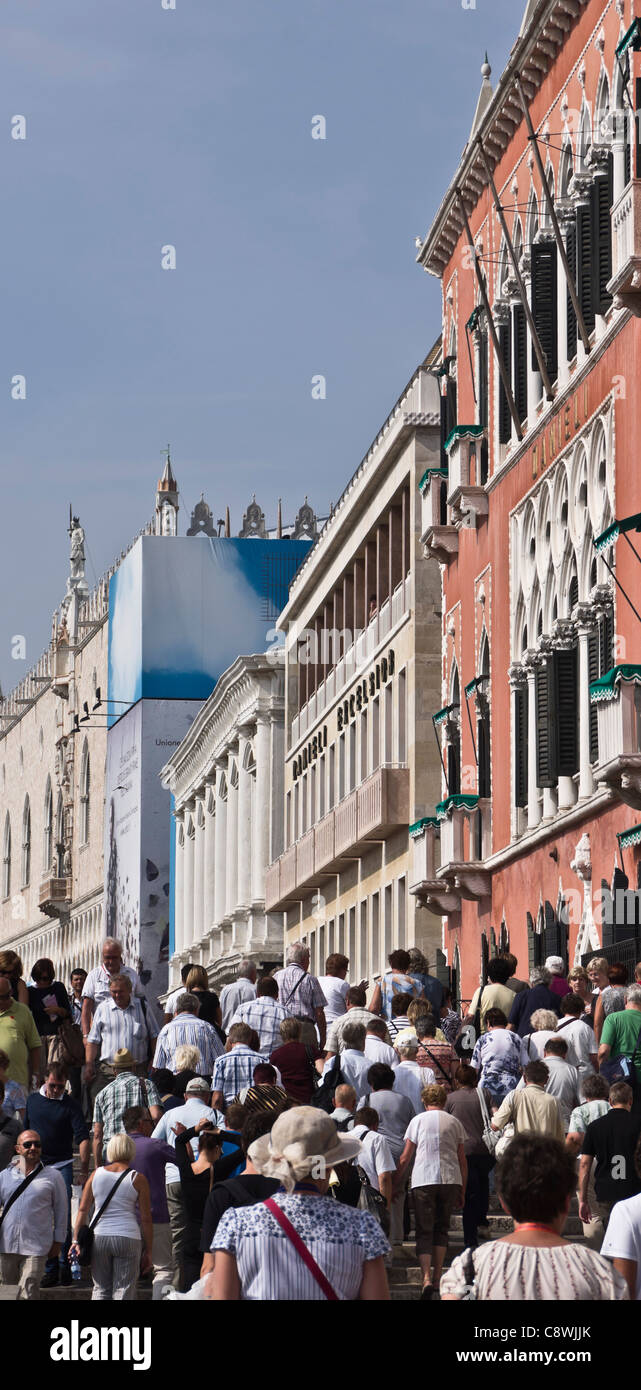 Venice - busy tourist crowds on the Riva Schiavoni Stock Photo - Alamy