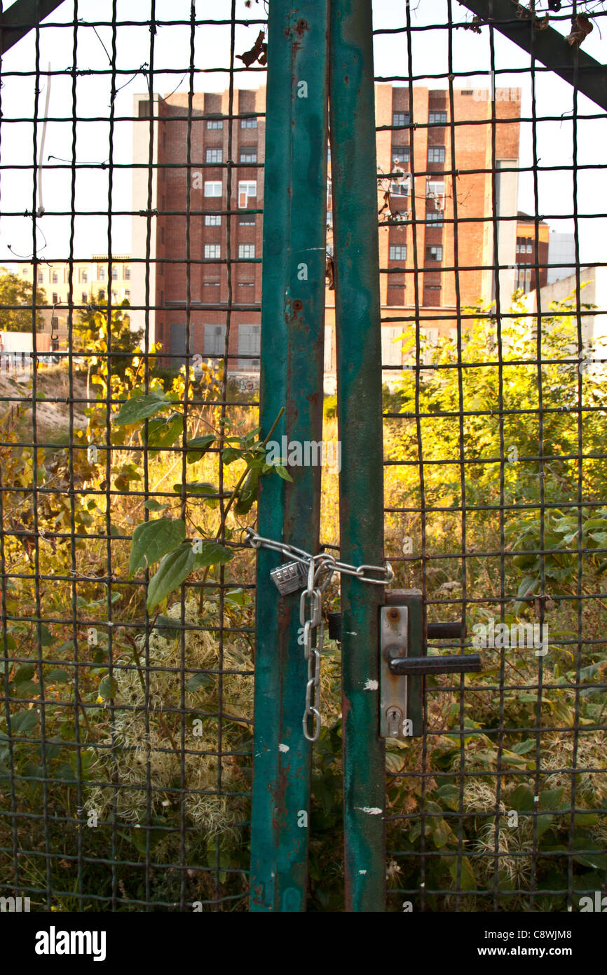 Locked gates hi-res stock photography and images - Alamy