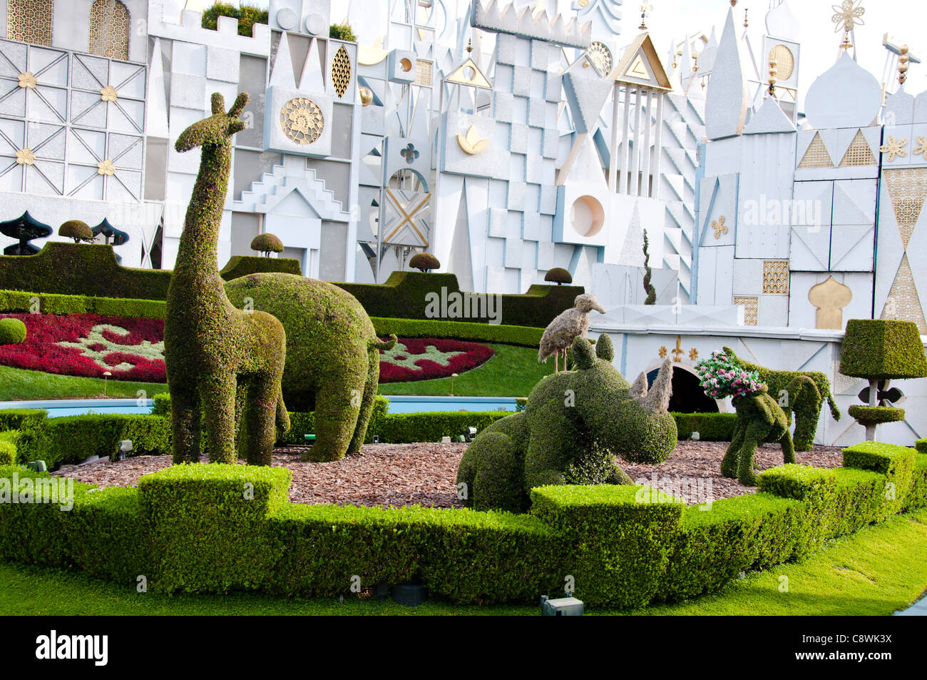 Bush in the shape of animal Stock Photo - Alamy