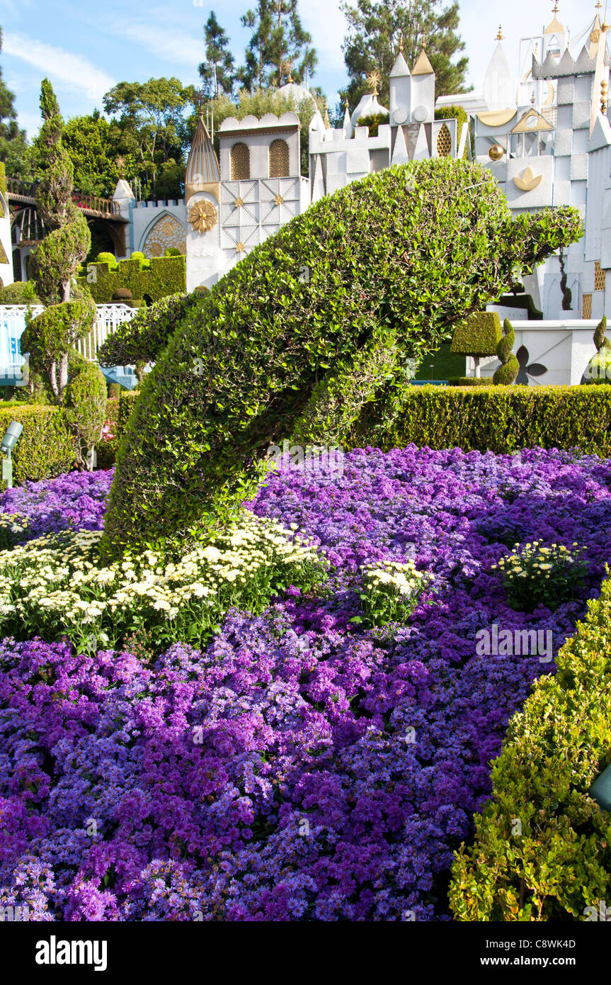 Bush in the shape of animal Stock Photo - Alamy