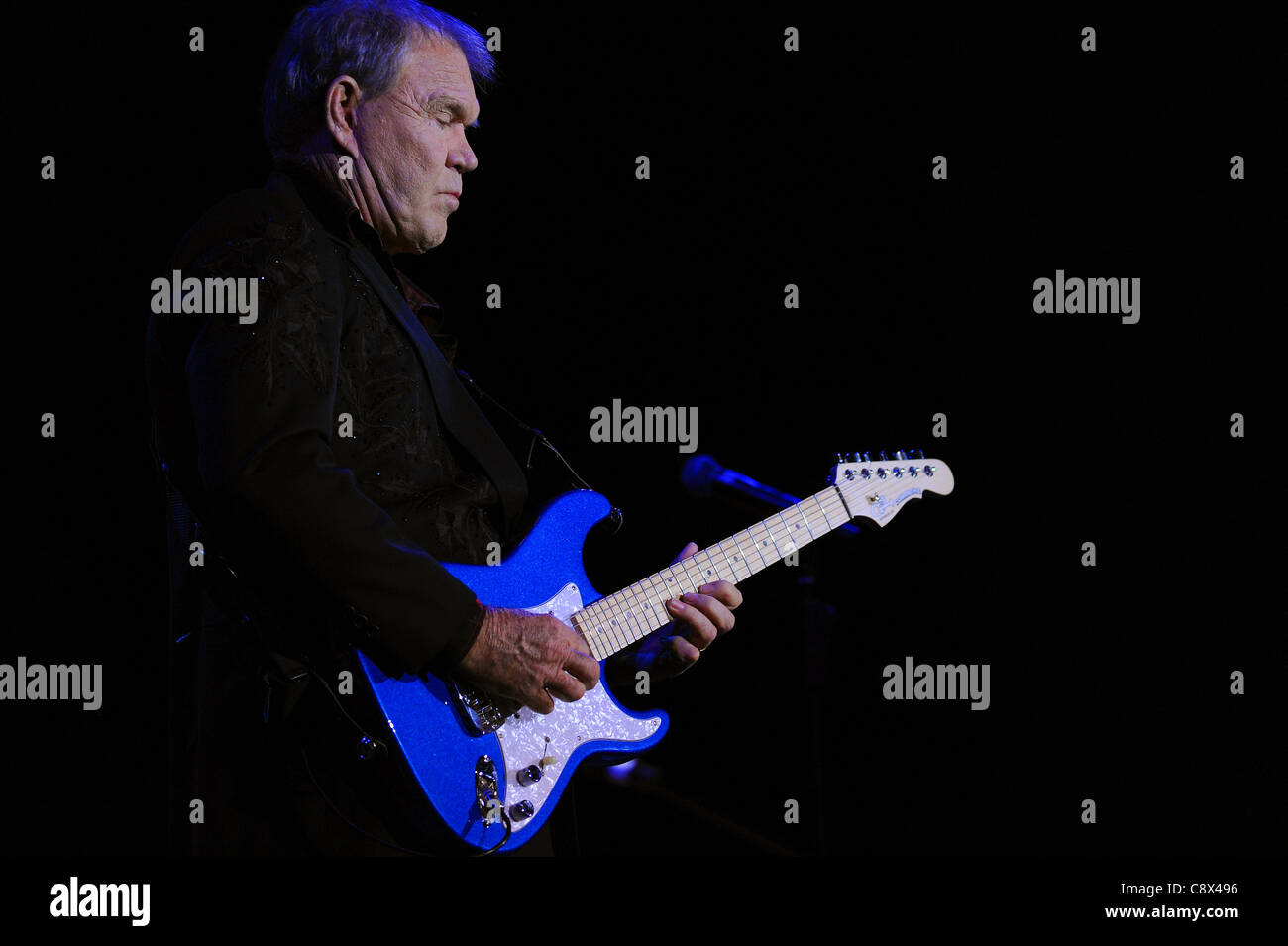 Guitarist performs american singer hi-res stock photography and images ...