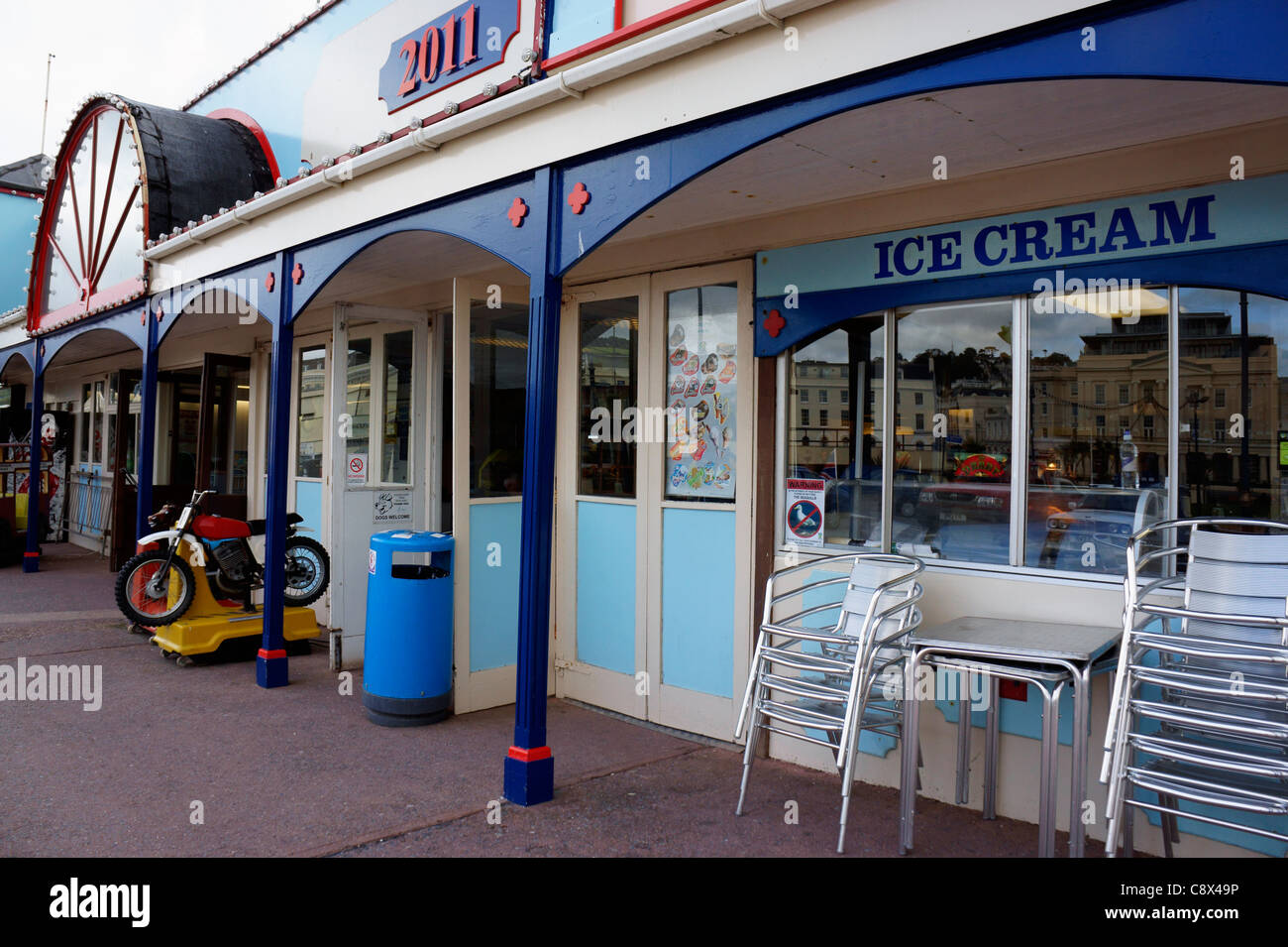 Amusement arcade on sea front hi-res stock photography and images - Alamy