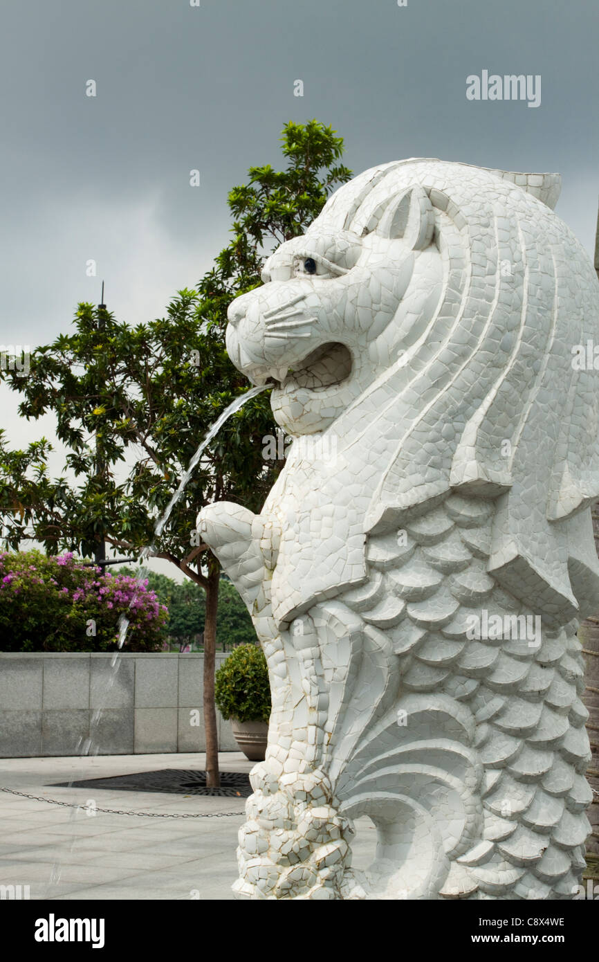 Merlion spouting water at Marina Bay, Singapore Stock Photo - Alamy