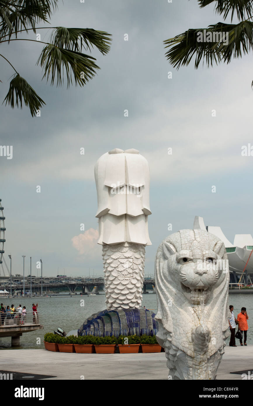 Merlion spouting water at Marina Bay, Singapore Stock Photo - Alamy