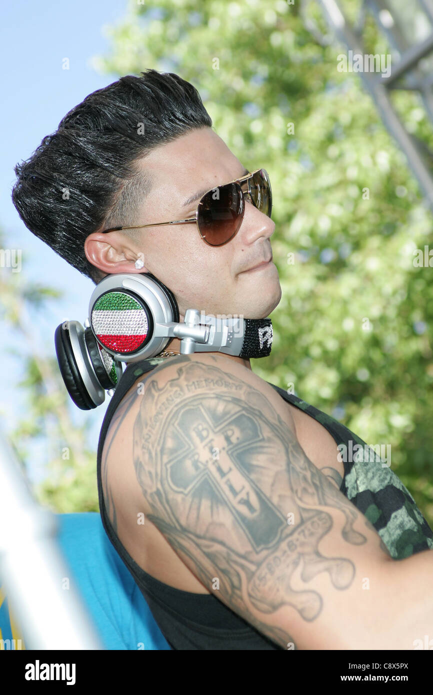 Dj profile hi-res stock photography and images - Alamy